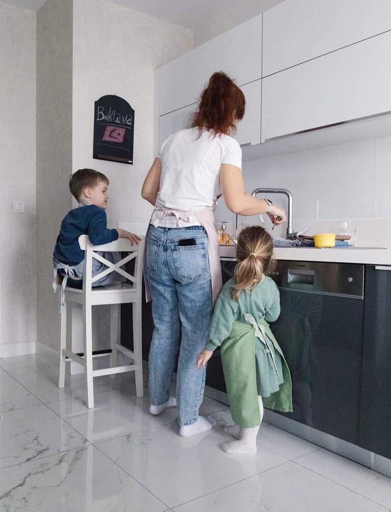 Stay at Home Mom Responsibilities: 8 Duties